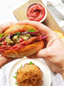 Burger veggie haricot rouge, avocat et ketchup de betterave - Gratinez